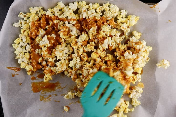 The BEST Buffalo Wing Popcorn | Easy to make, Sweet and Spicy