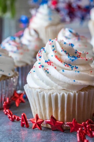 Easy 4th of July Cupcakes with M&Ms!